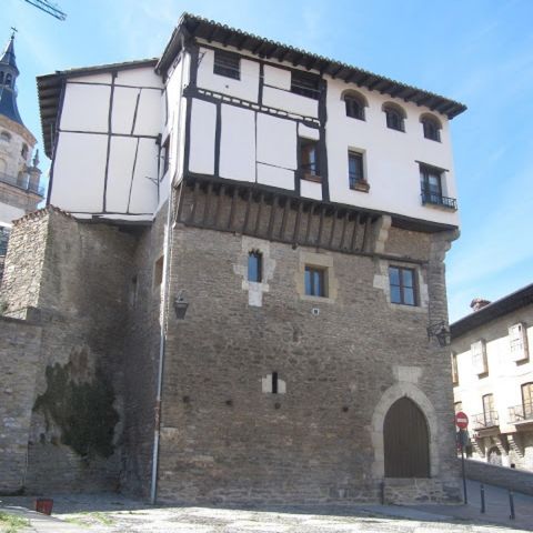 Casas-torre y fortificaciones en las calles de la Vitoria medieval
