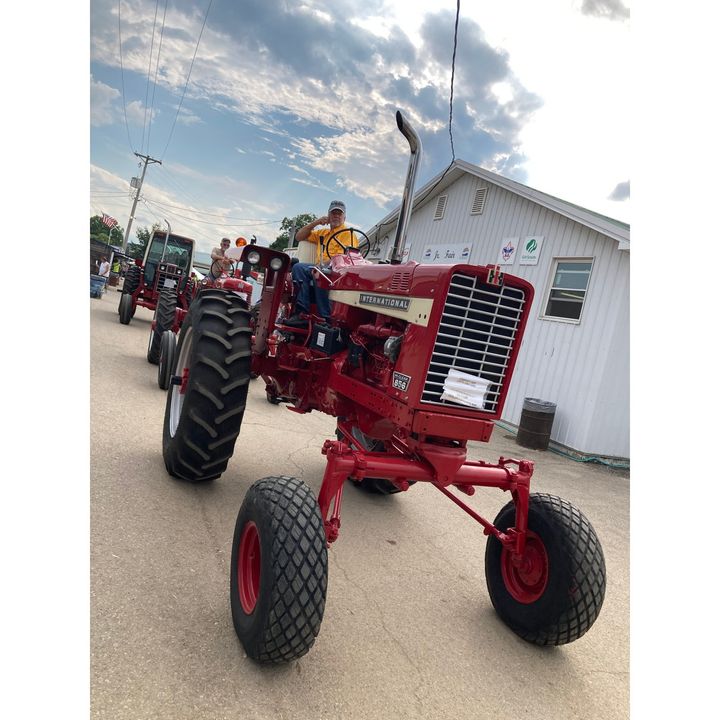 2022-08-11 fair - Tractor display with Tom Harp